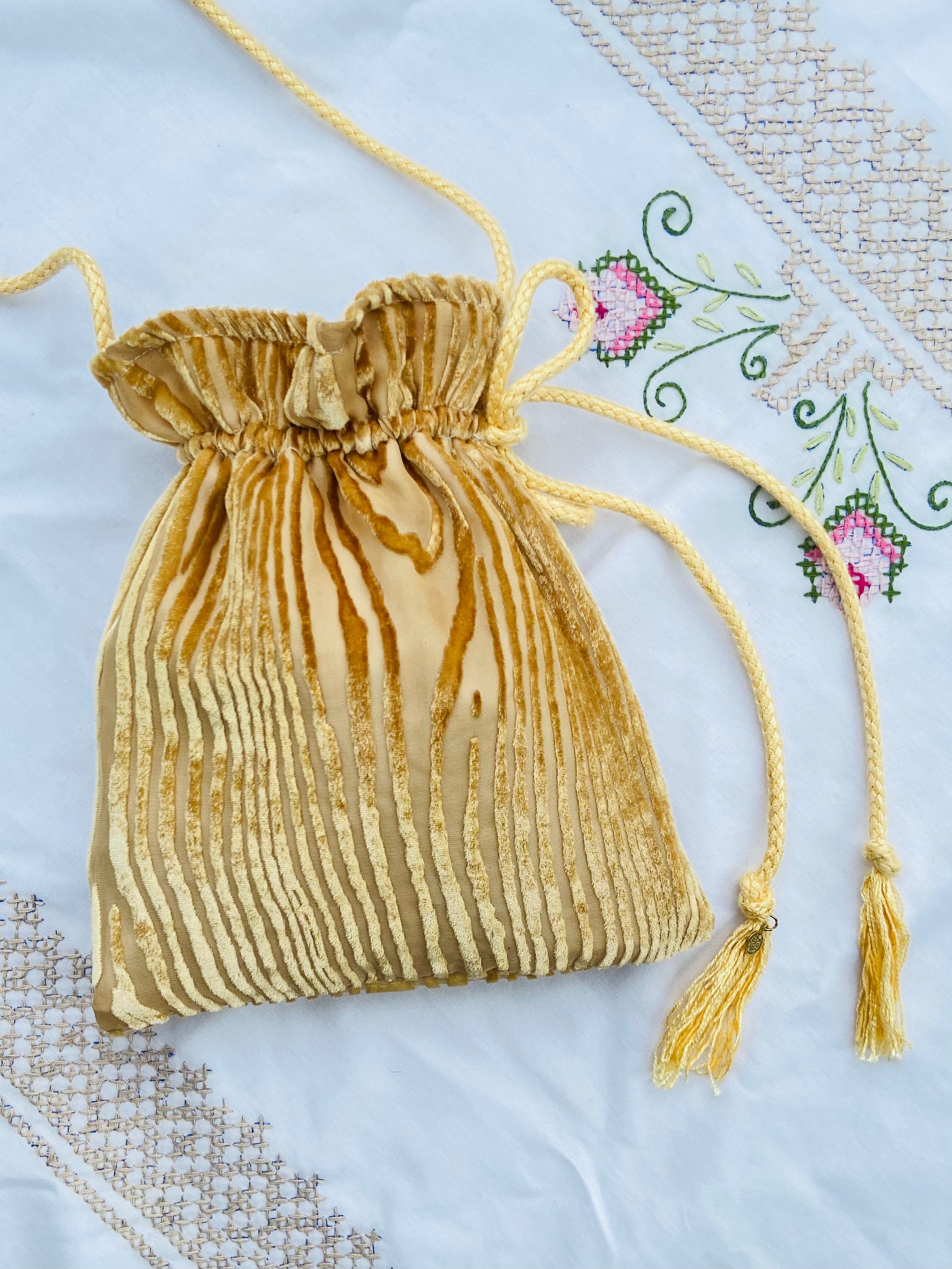 Sun Kiss Pouch – Lovers and Fools